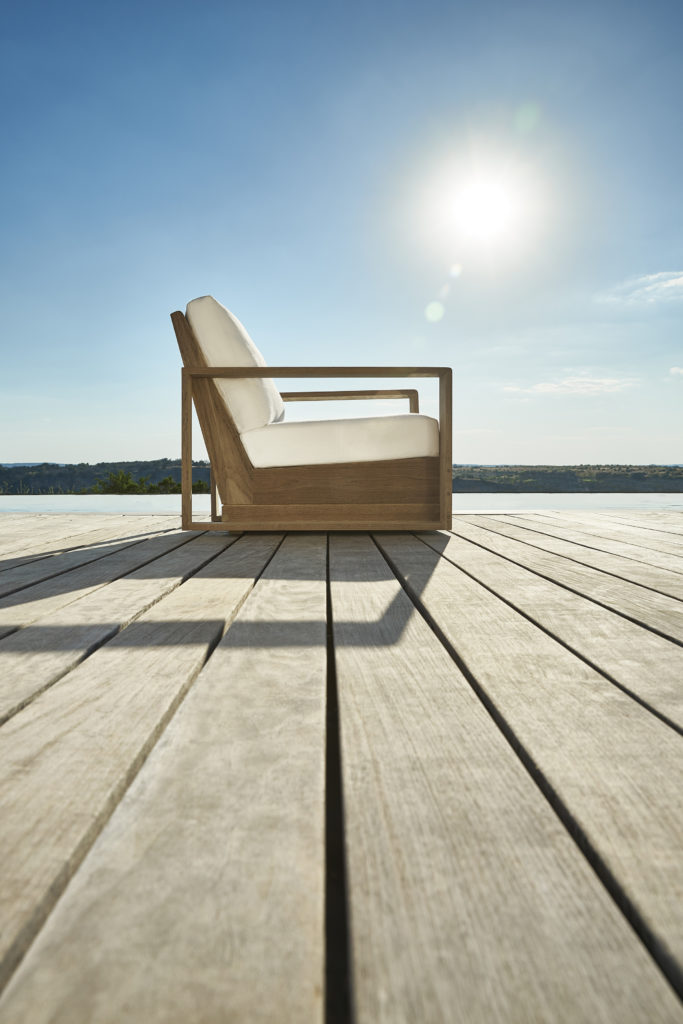 Poolside Elevated Lounge Chair | Sutherland Furniture