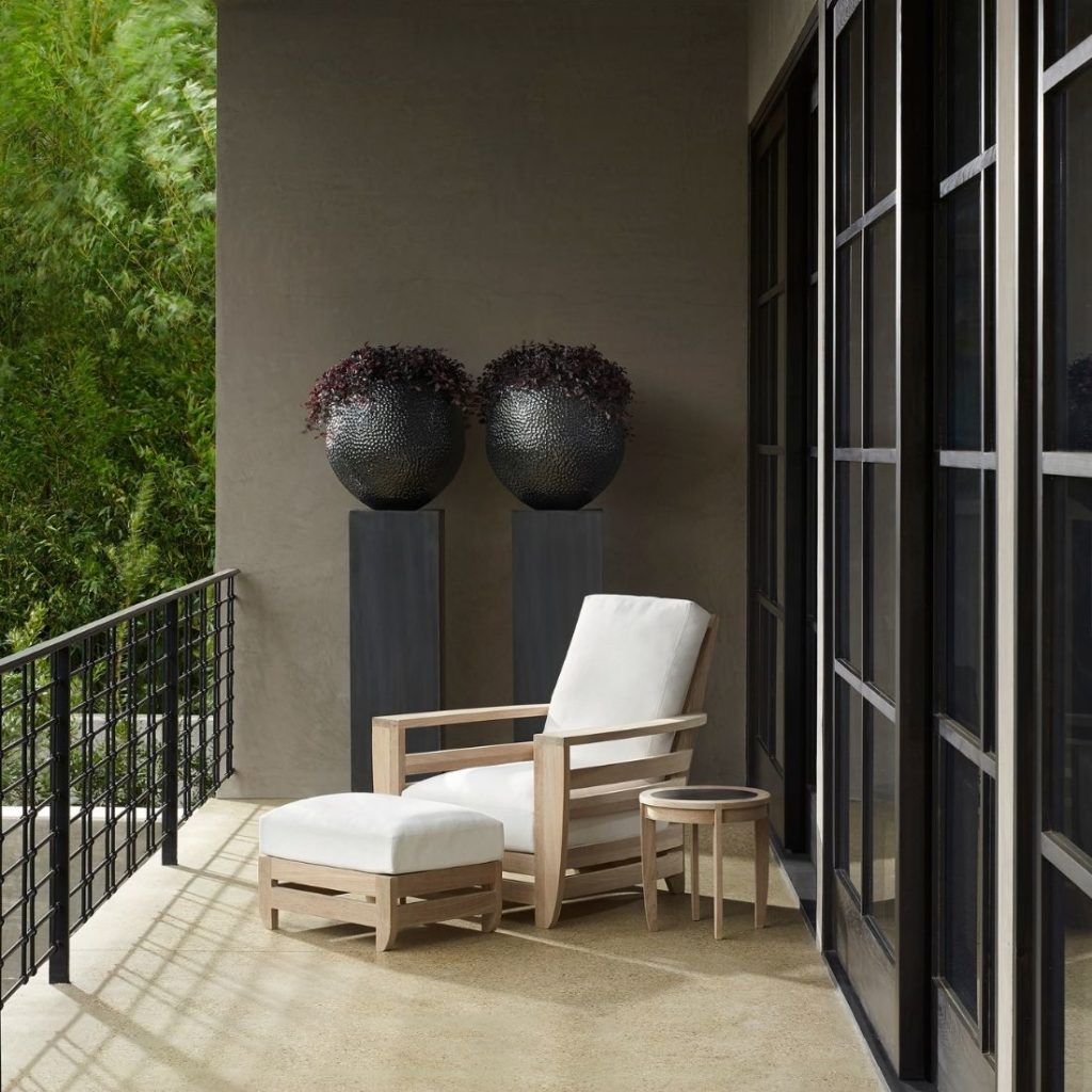 Medium Classic Pedestal | Sutherland Furniture