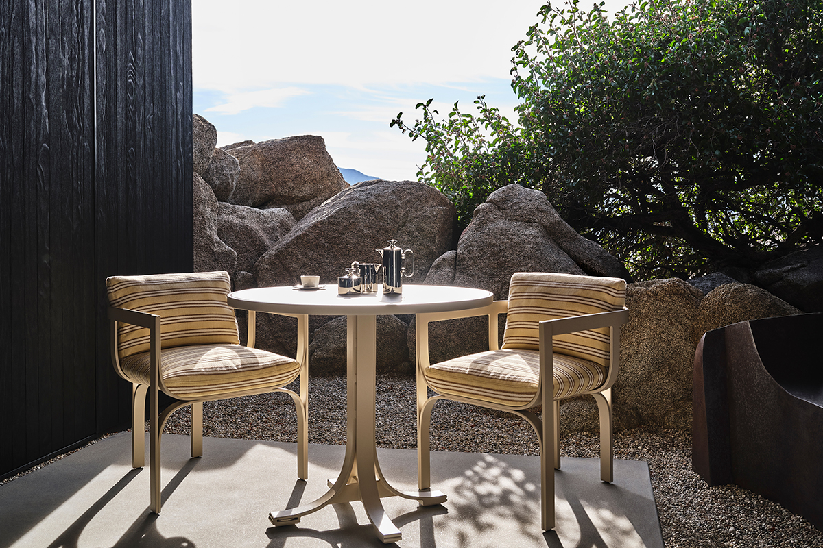 Crescent Round Bistro Table In Aluminum | Sutherland Furniture